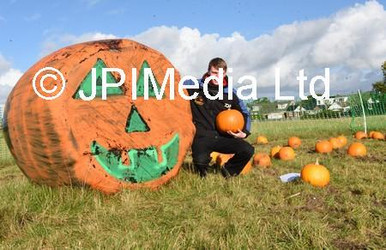 39216382-WIGAN - 25-10-21 Family fun at the pumpkin picking event and ...