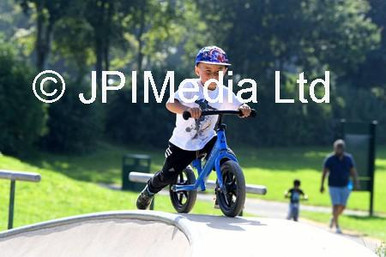 39108673-Photo Neil Cross; Making the most of the las good days of ...