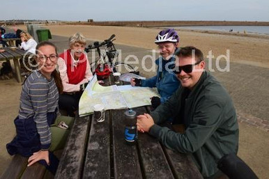39147827-Denisa, Sarah, Keith and Andy Penfold enjoying the late summer ...