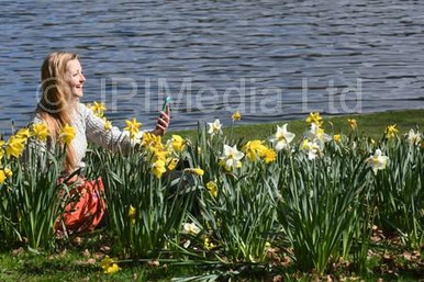 38937986-Cat Thomson from Leeds in Roundhay Park, Leeds, checking Tik ...