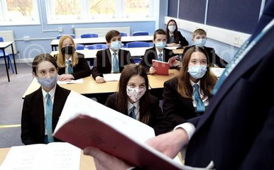 38917440-Scalby School pupils return after the latest lockdown . Deputy ...