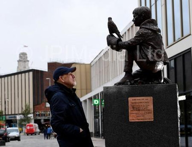 39224162-The Barry Hines Kes Statue is put in place at Cheapside ...