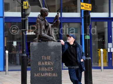 39224167-The Barry Hines Kes Statue is put in place at Cheapside ...