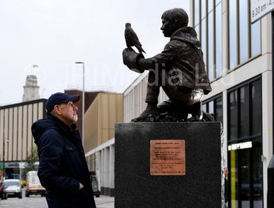 39224182-The Barry Hines Kes Statue is put in place at Cheapside ...