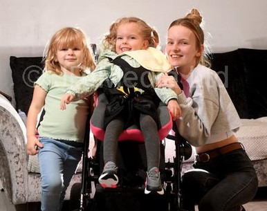 39275264-Imogen Holmes aged 5 who suffers from Cerebral Palsy pictured ...