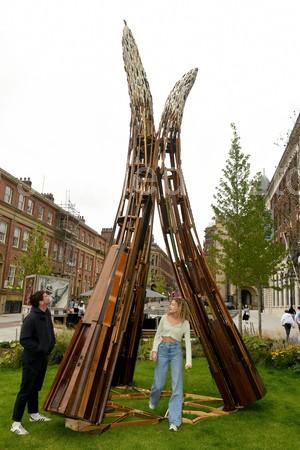 39103173-Visitors to Leeds looking at The Elephant in the Room in ...