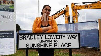 39150137-Gemma Lowery smiles as she is photographed behind the Bradley ...