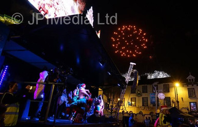 39619668-Mansfield Christmas lights switch on. - National World ...