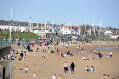 38933853-Out and about at Seaburn Beach during the hottest day of the ...