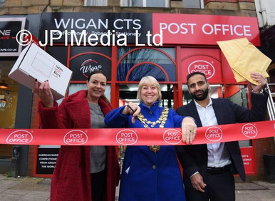 39621341-WIGAN - 30-11-22 The Mayor of Wigan Coun Marie Morgan, centre ...