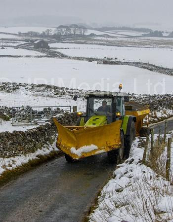 38871093-7 January 2021. . . . . . Wintery scenes with a tractor ...