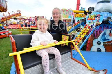 39068900-Heidi Ryan 3 with her Mum Michelle Readhead at the Headland ...