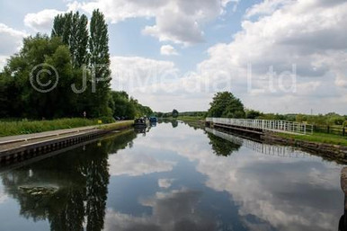 39064854-The Aire Calder Navigtion canal at Fishpond lock, Rothwell ...