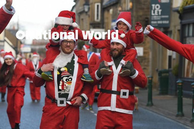 39627064-Photo Neil Cross; The Garstang Santa Dash turns into a Santa ...