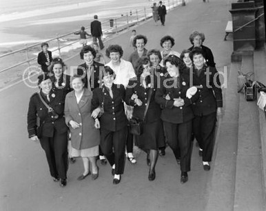 39183475-Edinburgh Corporation bus conductresses enjoy their time off ...
