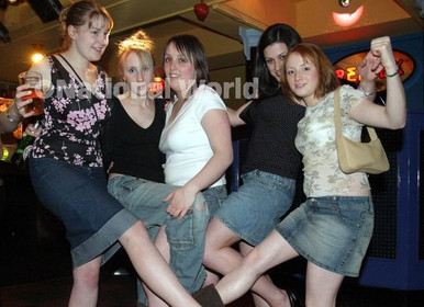 39632746-At Reflex 80 s Bar l-r : Julie, Jess, Fran, Rachel, Keely ...