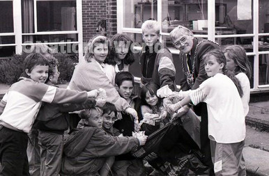 39640304-The Lord Mayor joins the clean-up campaign at Gleadless School ...
