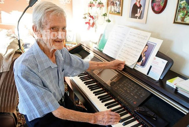 39643077-Colin Spencer from Pilsley celebrates his 100th birthday on ...