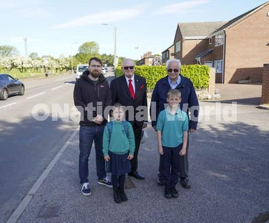 39444010-Jon Wriglesworth , Chris Smith and Mike Hofton with pupils ...