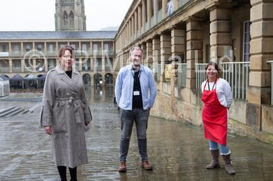38805259-Nicky Thompson-Chance, Andrew Myers and Lisa Cox, helping out ...