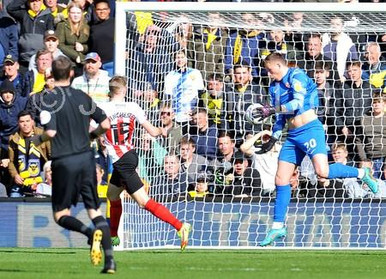 39407179-Anthony Patterson makes an early save. Oxford 1-2 Sunderland ...