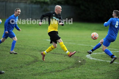 39657388-Sunderland & District Over 40 s football between Willow Pond ...