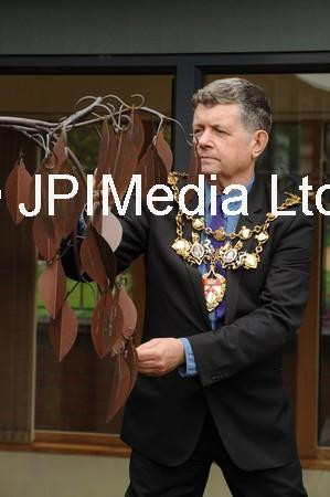 38699053-Photo Neil Cross Mayor Coun Mark Perks at Derian House to ...