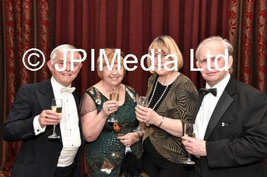 38527420-Picture by Julian Brown 07 02 20 Dave and Pam Bannister and ...