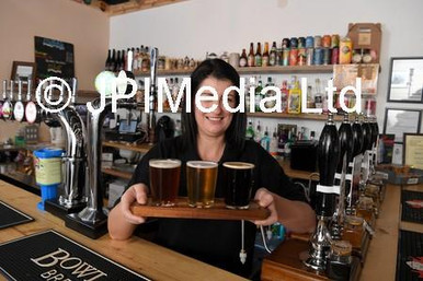 38513759-Photo Neil Cross Victoria Norris at the Beer Box, Bamber ...