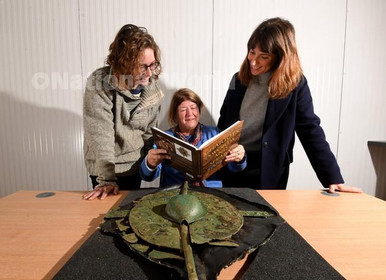 39658937-Archaeologist Paula Ware centre is pictured with Finds ...
