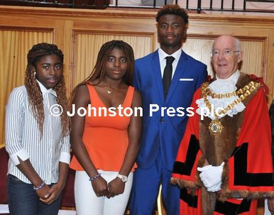 35628649-WIGAN 25-10-17 The Mayor of Wigan Coun Bill Clarke and ...
