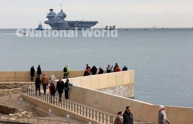 39664167-HMS Queen Elizabeth approaches the newly reopened walkway on ...
