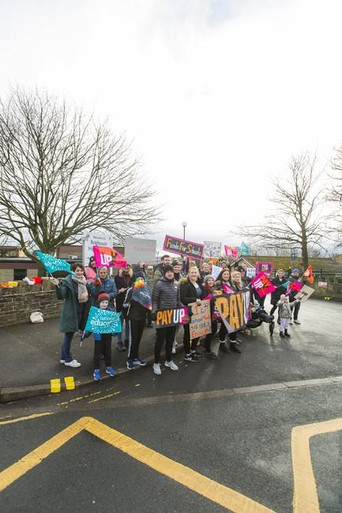 39665867-NEU strike picket line outside Brighouse High School ...