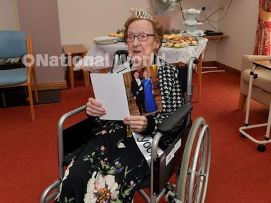 39665963-Centenarian Elizabeth â€˜Lilyâ€™ Canning pictured with a card ...