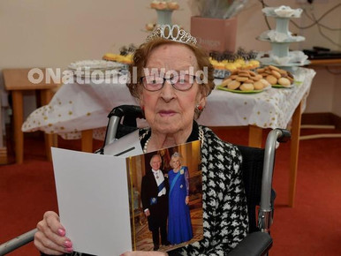 39665964-Centenarian Elizabeth â€˜Lilyâ€™ Canning pictured with a card ...