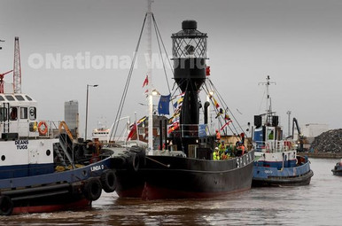 39676403-Following its major restoration, the Spurn Lightship is moved ...