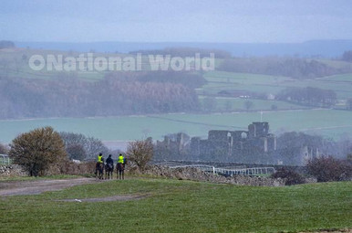 39679557-Racehorses walk back to the stables towards Middleham Castle ...