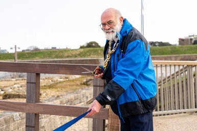 39680238-Portsmouth Lord Mayor Cllr Hugh Mason opens the timber bridge ...
