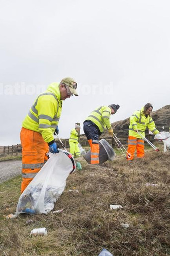 39684052-Oldham Road Big Clean Up, Rishworth. Volunteer John Calpin ...