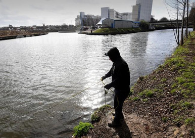 39684970-Magnet Fishing in the River Don at Donacaster. Ricky Mann is ...