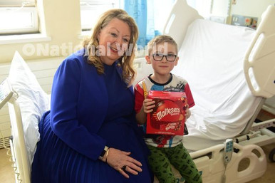 39693624-Viv Watts from Hope 4 Kidz handing out Easter Eggs to Alex ...