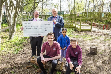 39704207-Headteacher Rik Robinson, left, receives a cheque for Â£5,000 ...