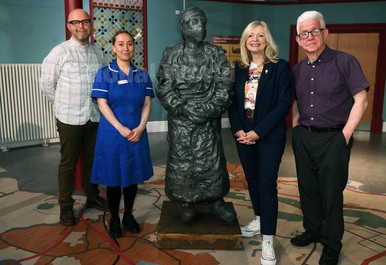 39713507-The unveiling of artist Paul Digby s sculpture of a Leeds ICU ...