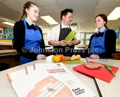 36164329-Pic Lisa Ferguson 19 04 2018 l-r Bobbi-Jo Harper 16 , Chef ...