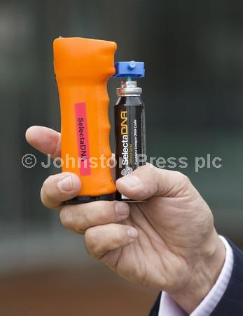 36086514-27 03 2018. Police in Edinburgh Pilot Selecta DNA Spray : Nick ...