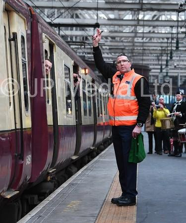 38430219-John Devlin 18 12 2019. GLASGOW. Glasgow Central Station. So ...