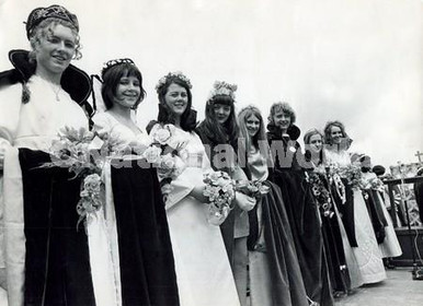 39452598-A host of Sunday School May Queens on the raised dias at Firth ...