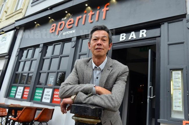 39727913-Aperitif Restaurant owner David Liu is paying for the Thomas ...