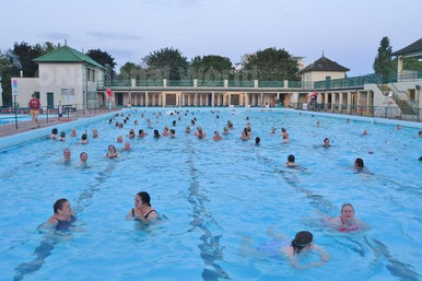 39732361-Sunrise swim at the Lido - National World | Newsprints
