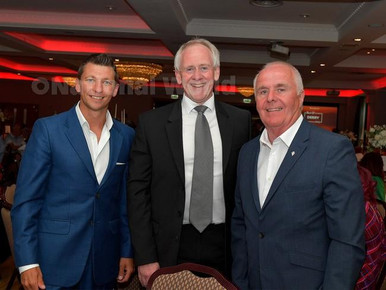 39732927-Alderman Ryan McCready, awards principle sponsor Paul McLean ...